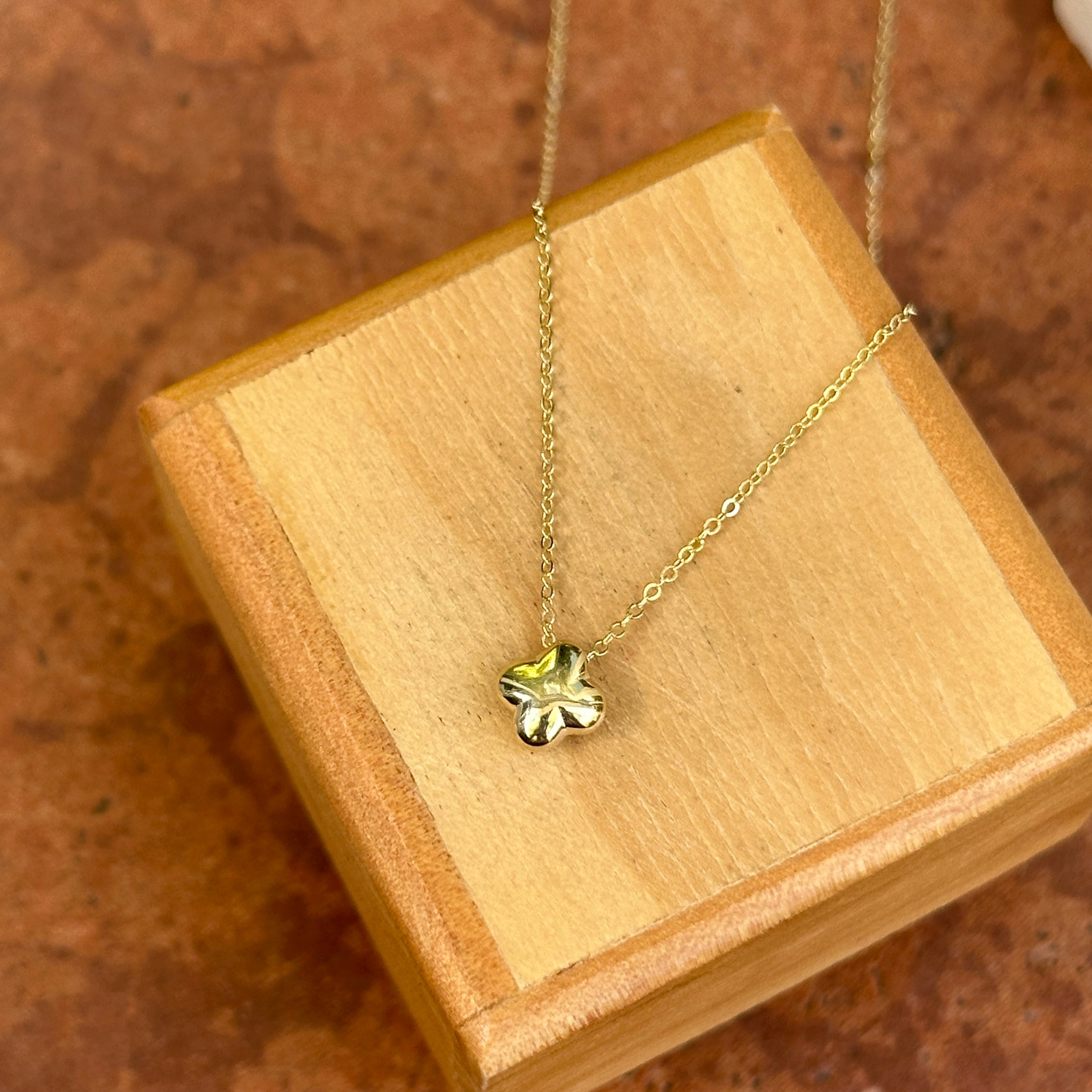 14KT Yellow Gold Puffed Mini 4-Leaf Clover 7mm Station Cable Chain Nec ...